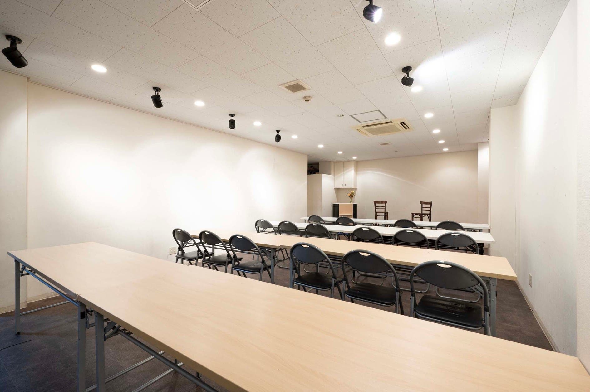 【駅近/下北沢駅徒歩30秒/50㎡】《ブルマンスペース》最大40名/Wi-Fi無料/セミナー/会議/ミーティングの写真3