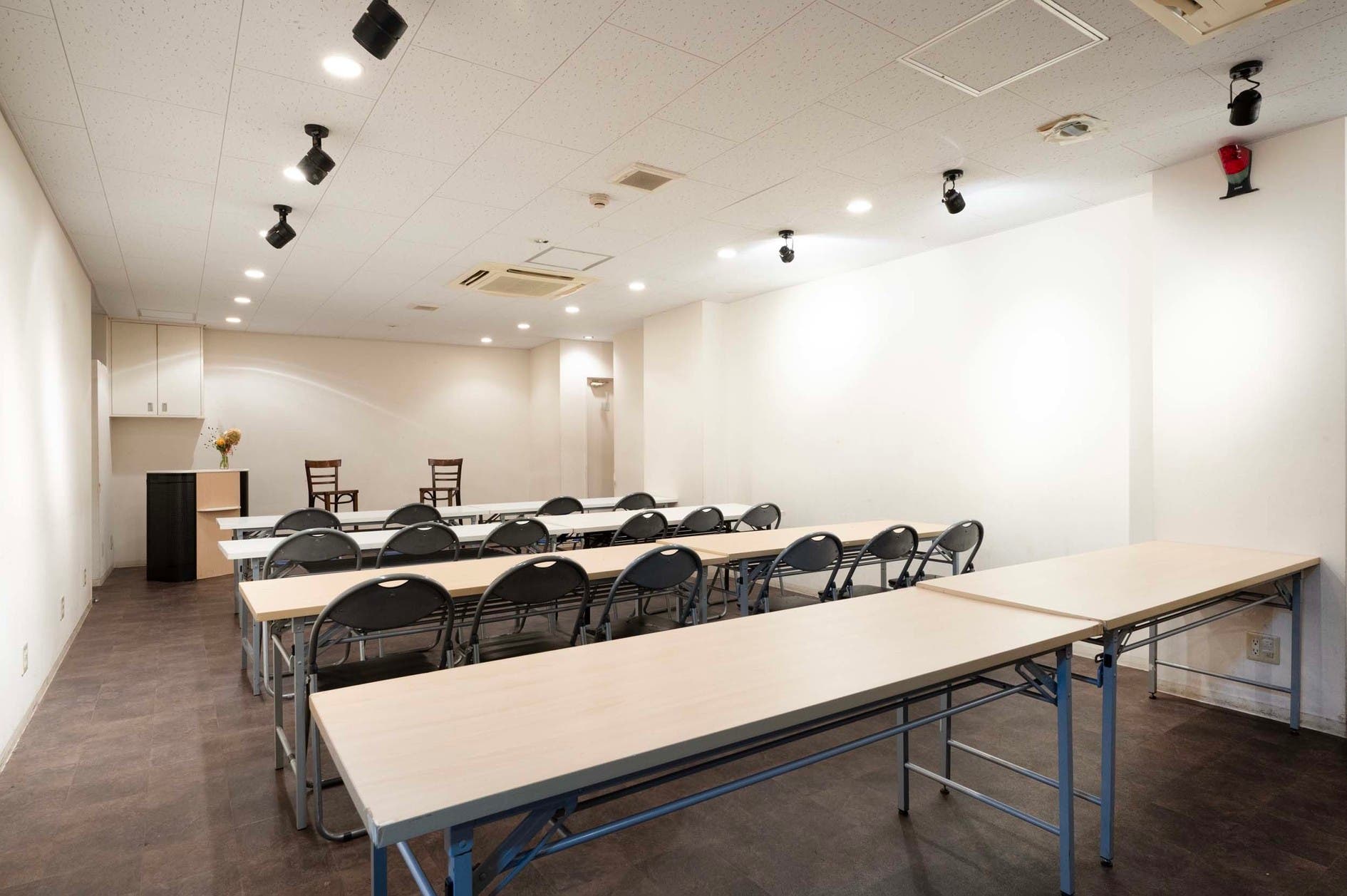 【駅近/下北沢駅徒歩30秒/50㎡】《ブルマンスペース》最大40名/Wi-Fi無料/セミナー/会議/ミーティングの写真2