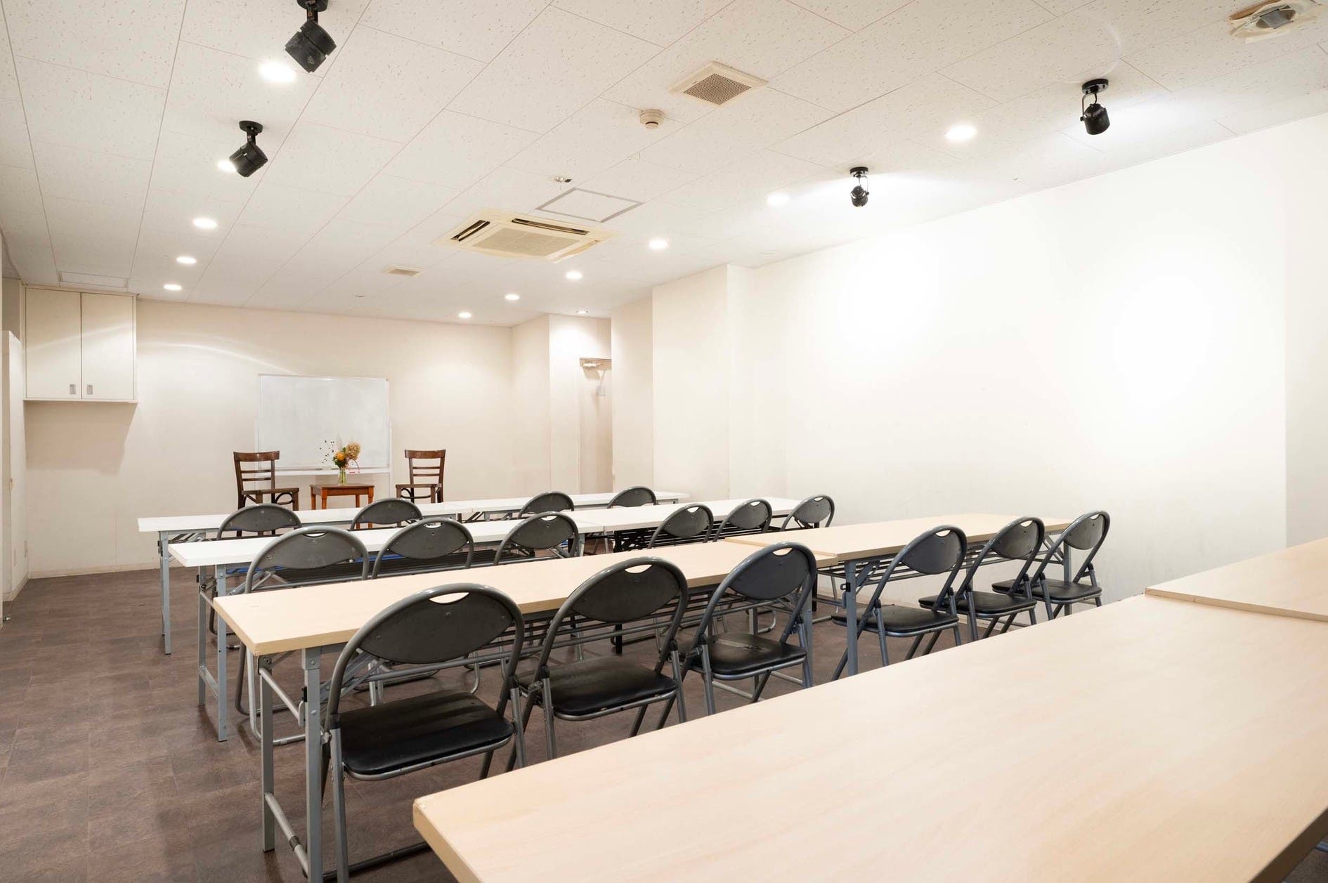 【駅近/下北沢駅徒歩30秒/50㎡】《ブルマンスペース》最大40名/Wi-Fi無料/セミナー/会議/ミーティングの写真4