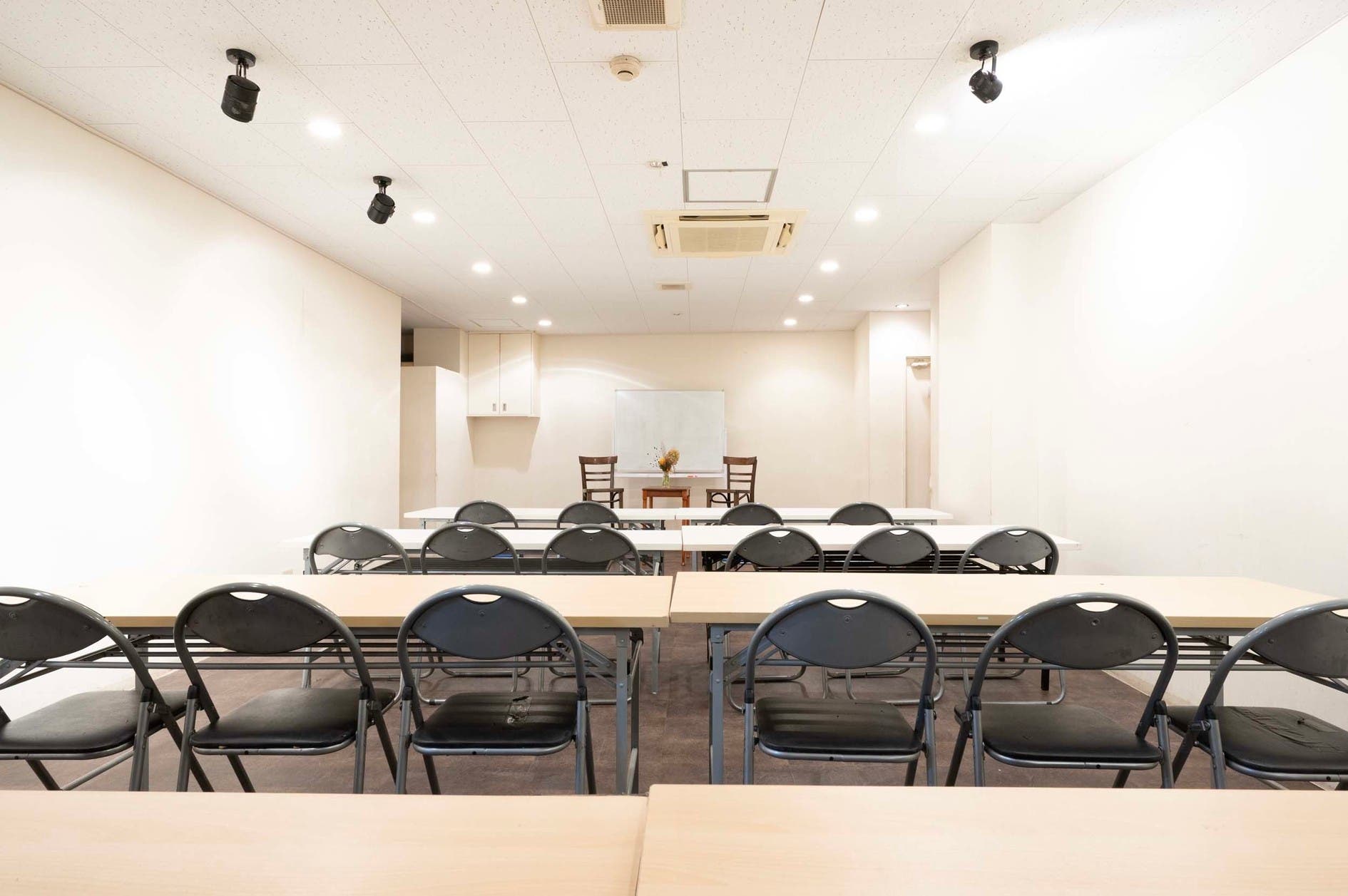 【駅近/下北沢駅徒歩30秒/50㎡】《ブルマンスペース》最大40名/Wi-Fi無料/セミナー/会議/ミーティングの写真6