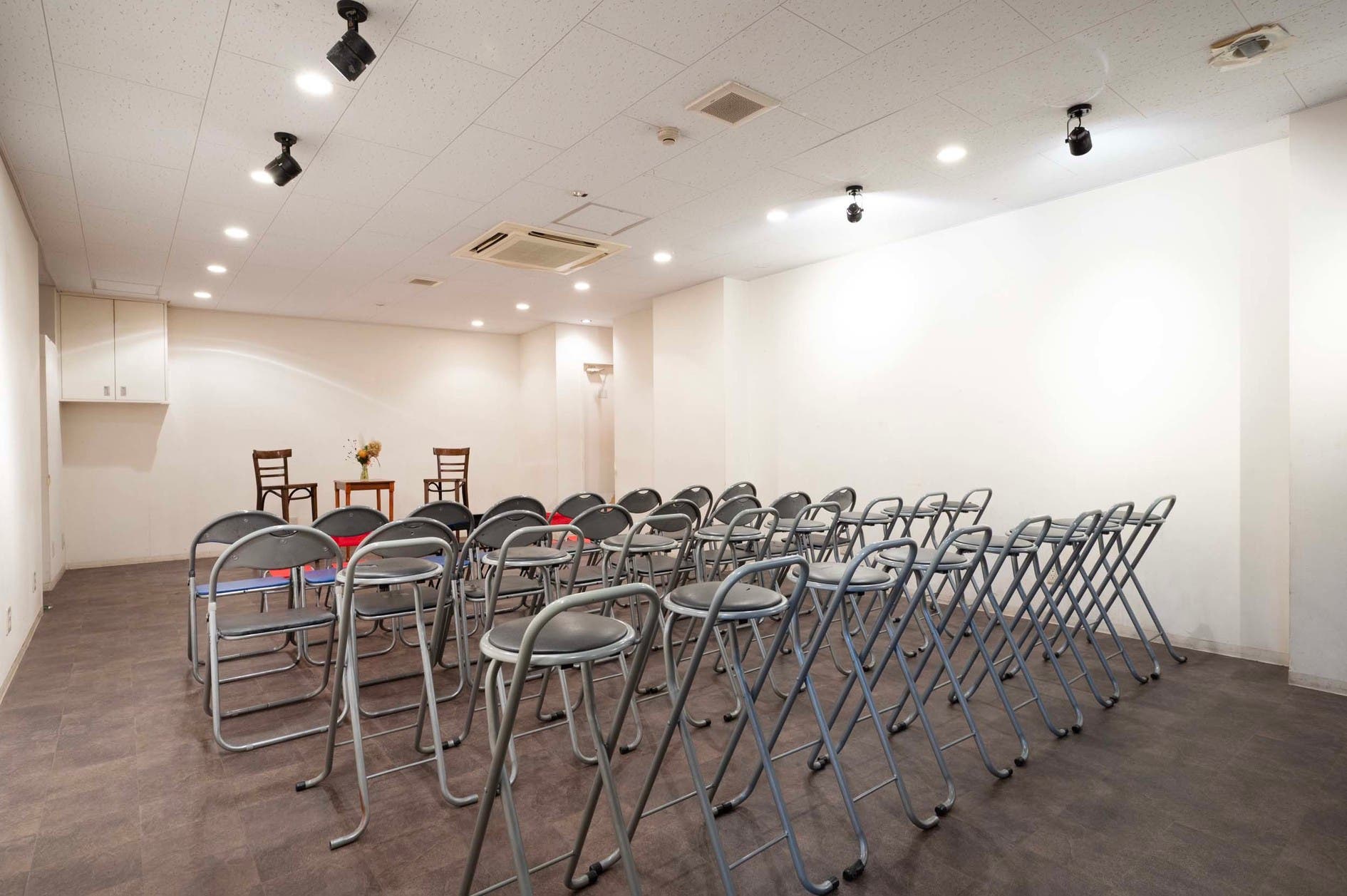 【駅近/下北沢駅徒歩30秒/50㎡】《ブルマンスペース》最大40名/Wi-Fi無料/セミナー/会議/ミーティングの写真10