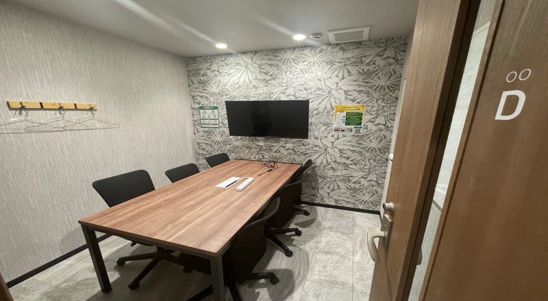 【西葛西駅から徒歩1分】モニター・フリードリンク付き6名会議室（Room D）※予約時間前は入室不可