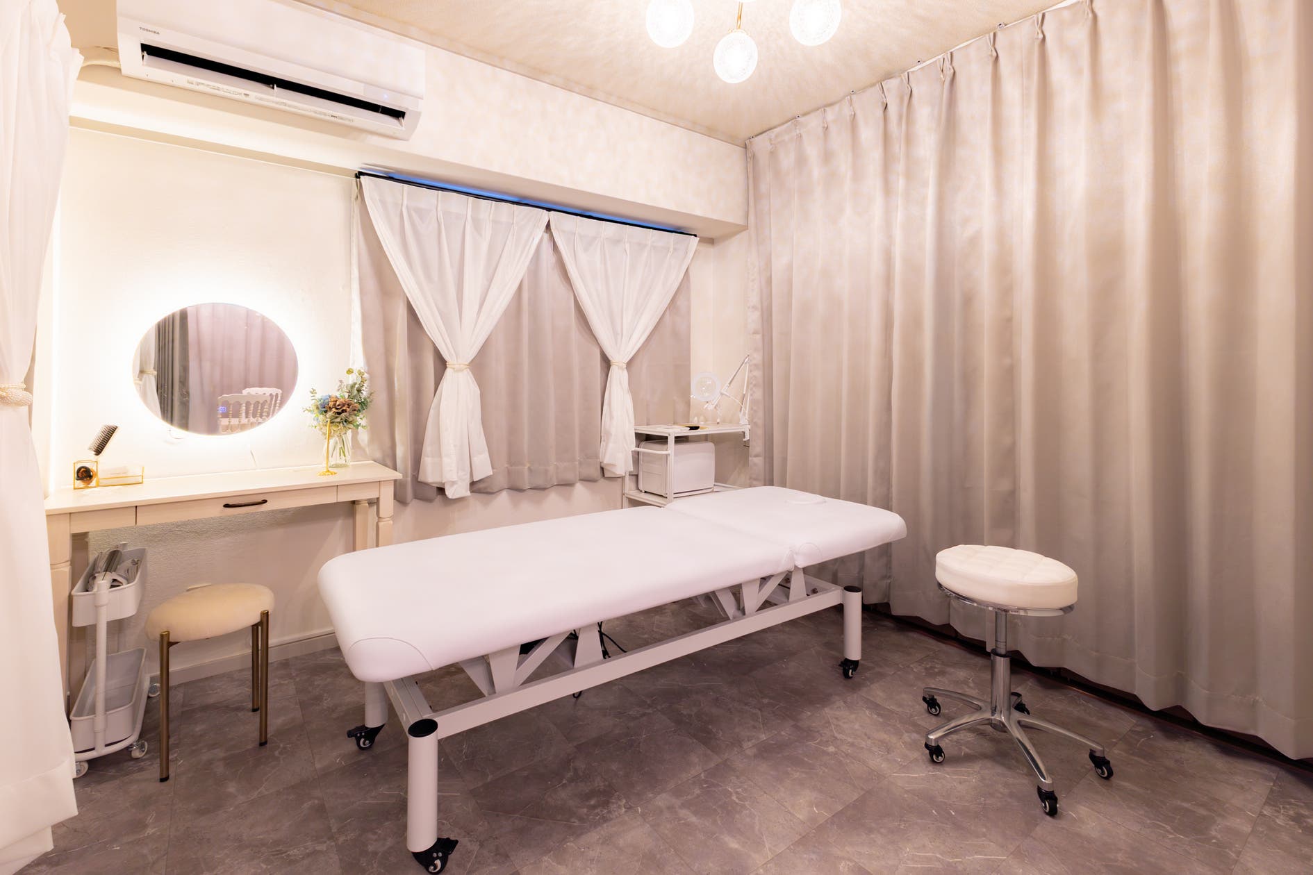 《OPENセール🎉》【四ツ橋徒歩2分】完全個室レンタルサロン✨電動昇降ベッド｜エステ・整体・ネイル｜備品充実｜調光ライトの写真1