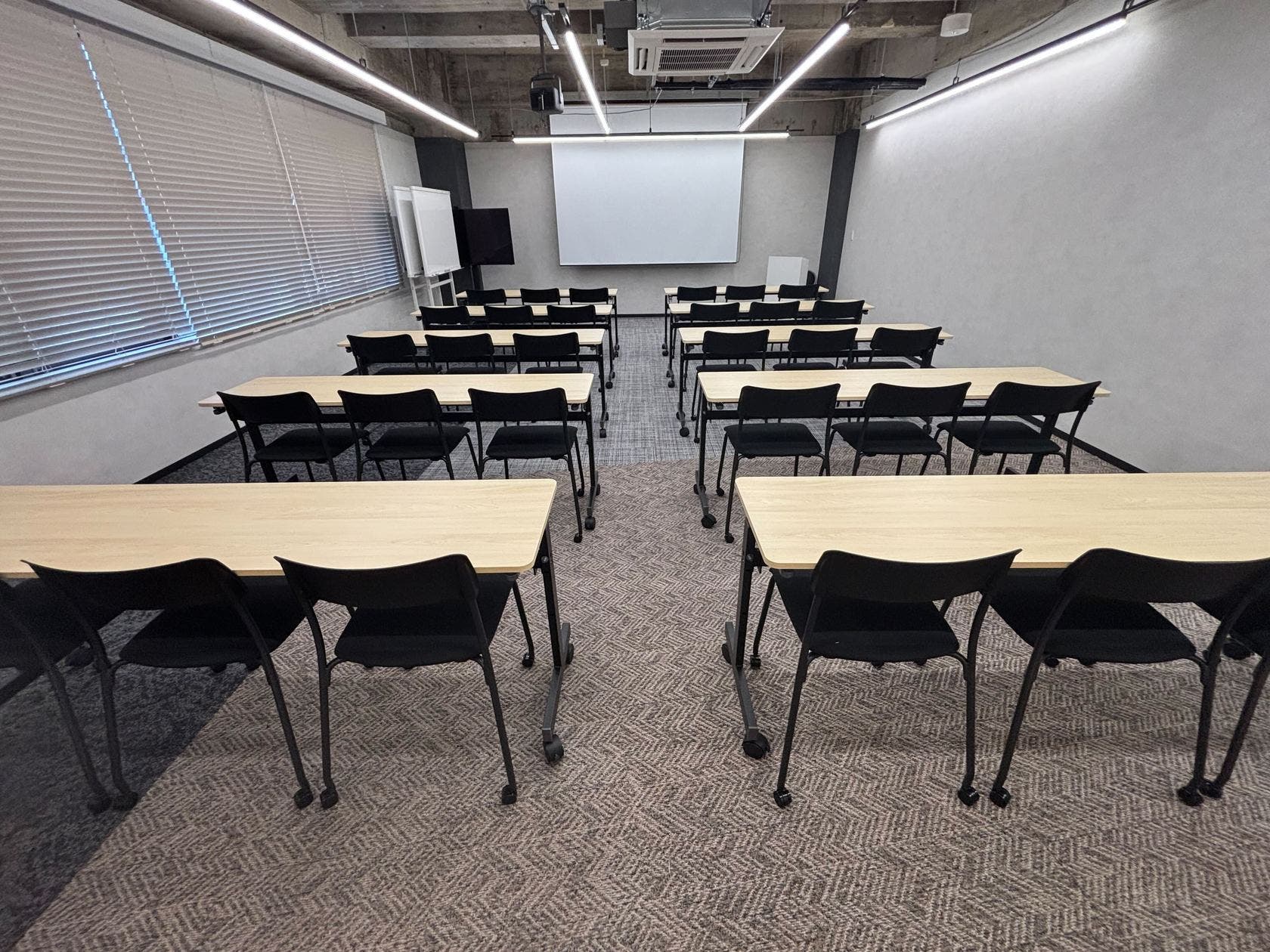 新宿3丁目駅C4出口直上の貸会議室オープン記念特価4,400円の写真1