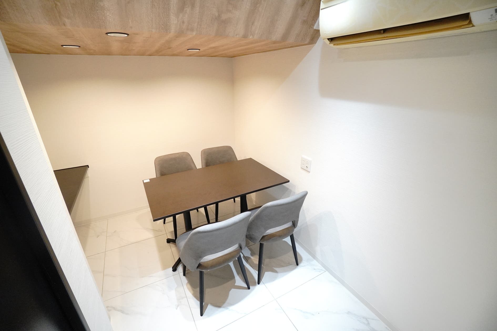 ＜TCL三越前C＞新日本橋駅・三越前駅徒歩2分🚃光回線Wi-Fi📶電源🔌会議/商談/控え室/作業/テレワーク/Web面接の写真1