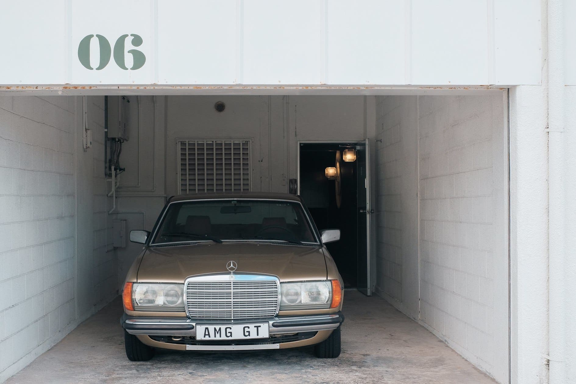 70年代レトロフューチャーならブラックルーム｜無料駐車場完備｜沖縄北中城ICすぐ｜最大7時間！何時間使っても一律料金の写真4