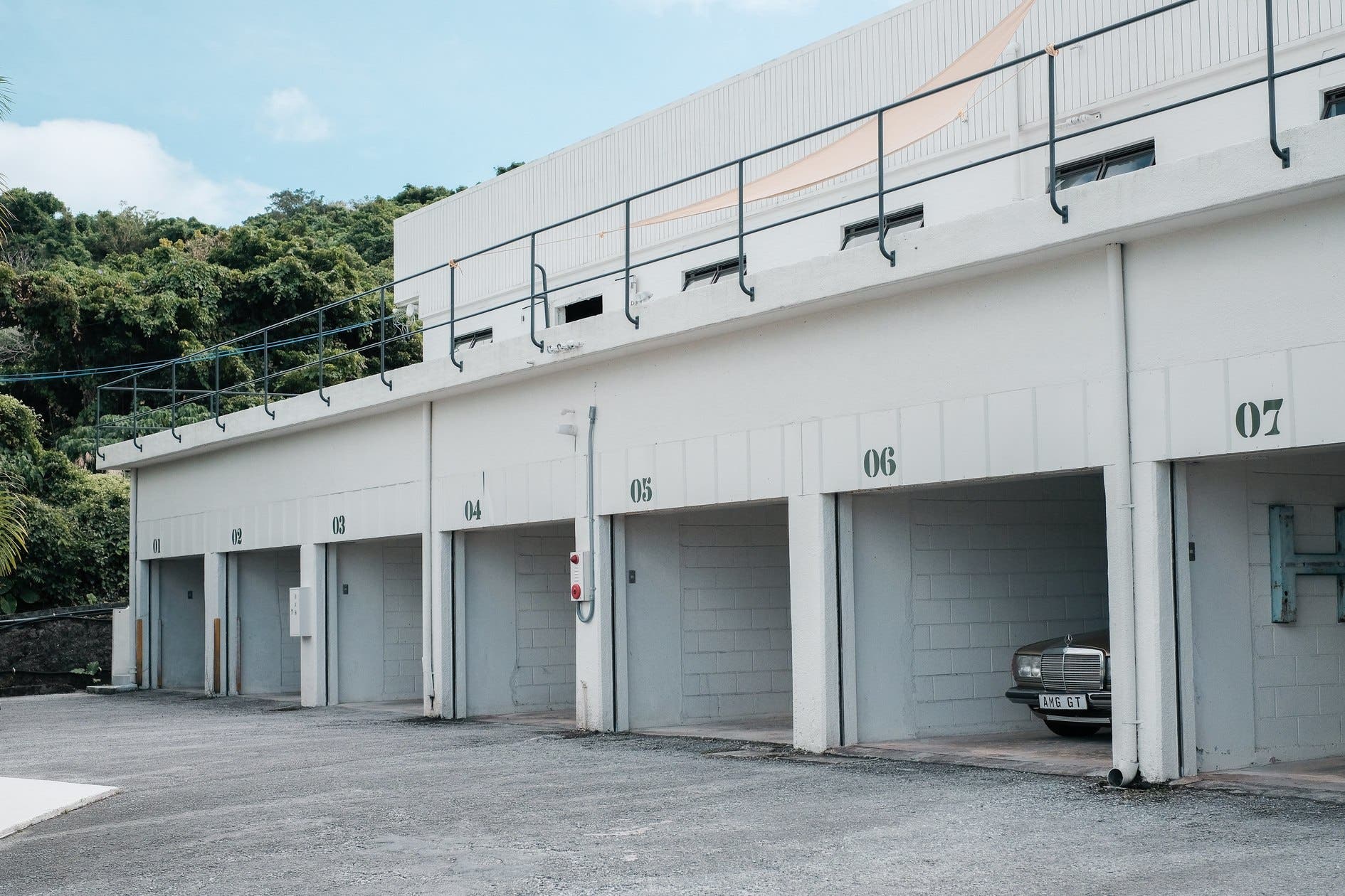 昭和レトロな真っ赤な客室｜レッドルーム｜無料駐車場完備｜沖縄北中城ICすぐ｜最大7時間！何時間使っても一律料金の写真5