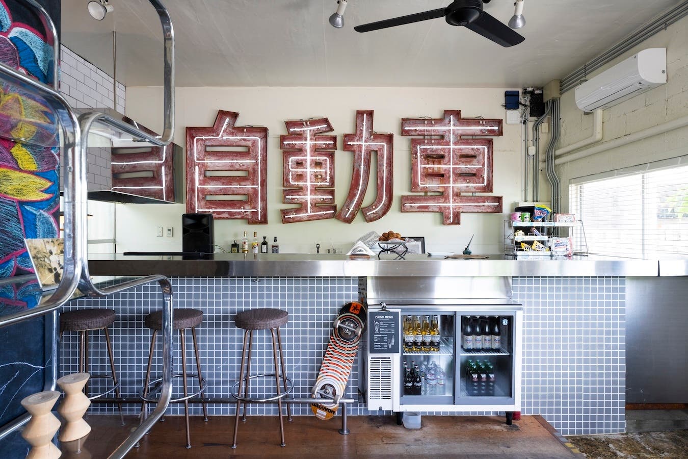 昭和レトロな真っ赤な客室｜レッドルーム｜無料駐車場完備｜沖縄北中城ICすぐ｜最大7時間！何時間使っても一律料金の写真8