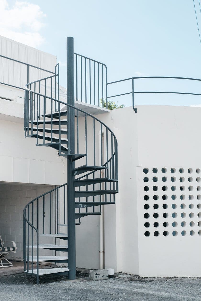 昭和レトロな真っ赤な客室｜レッドルーム｜無料駐車場完備｜沖縄北中城ICすぐ｜最大7時間！何時間使っても一律料金の写真6