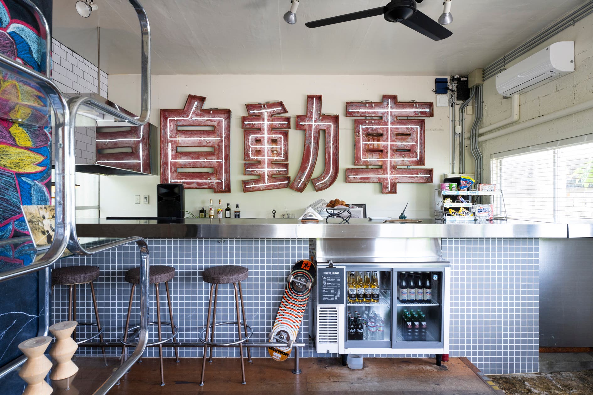 70年代レトロフューチャーならブラックルーム｜無料駐車場完備｜沖縄北中城ICすぐ｜最大7時間！何時間使っても一律料金の写真8