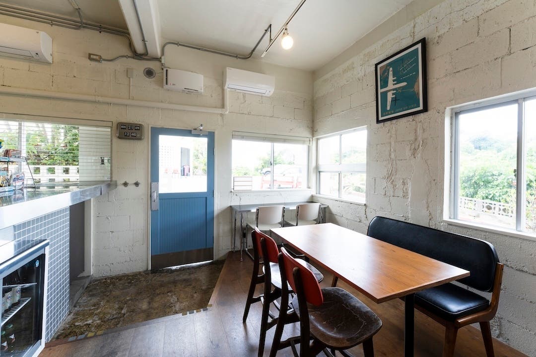 昭和レトロな真っ赤な客室｜レッドルーム｜無料駐車場完備｜沖縄北中城ICすぐ｜最大7時間！何時間使っても一律料金の写真9