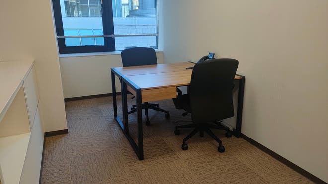 北浜駅から徒歩1分の貸し切り個室/大きな窓付きで換気可能/高速インターネット/リモートワーク最適!605号室の写真1