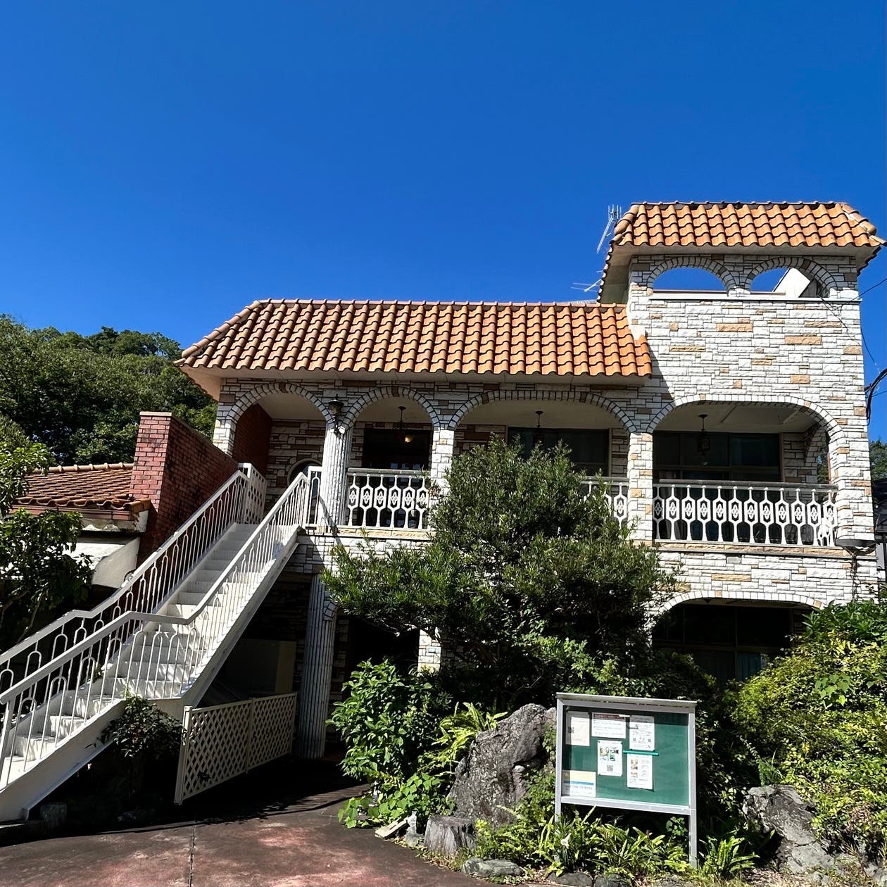 西宮市「集居夙川館」リビングとダイニング2部屋セットの写真1