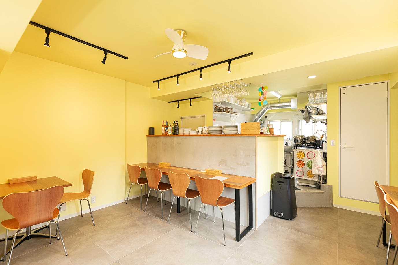 駅徒歩0分！上町駅目の前の明るくおしゃれなレンタルスペースの写真1