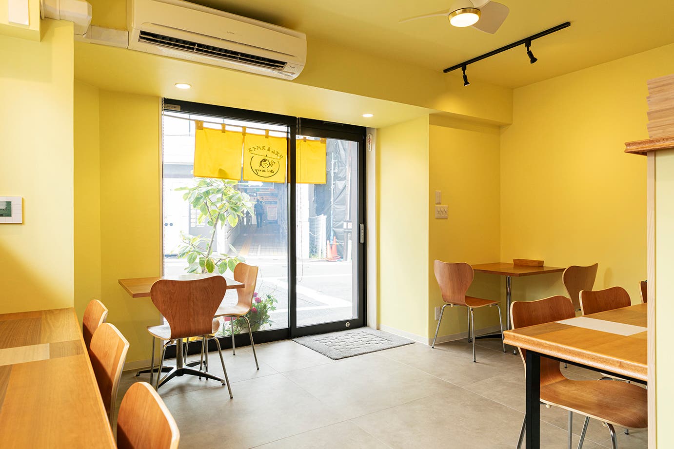 駅徒歩0分！上町駅目の前の明るくおしゃれなレンタルスペースの写真2