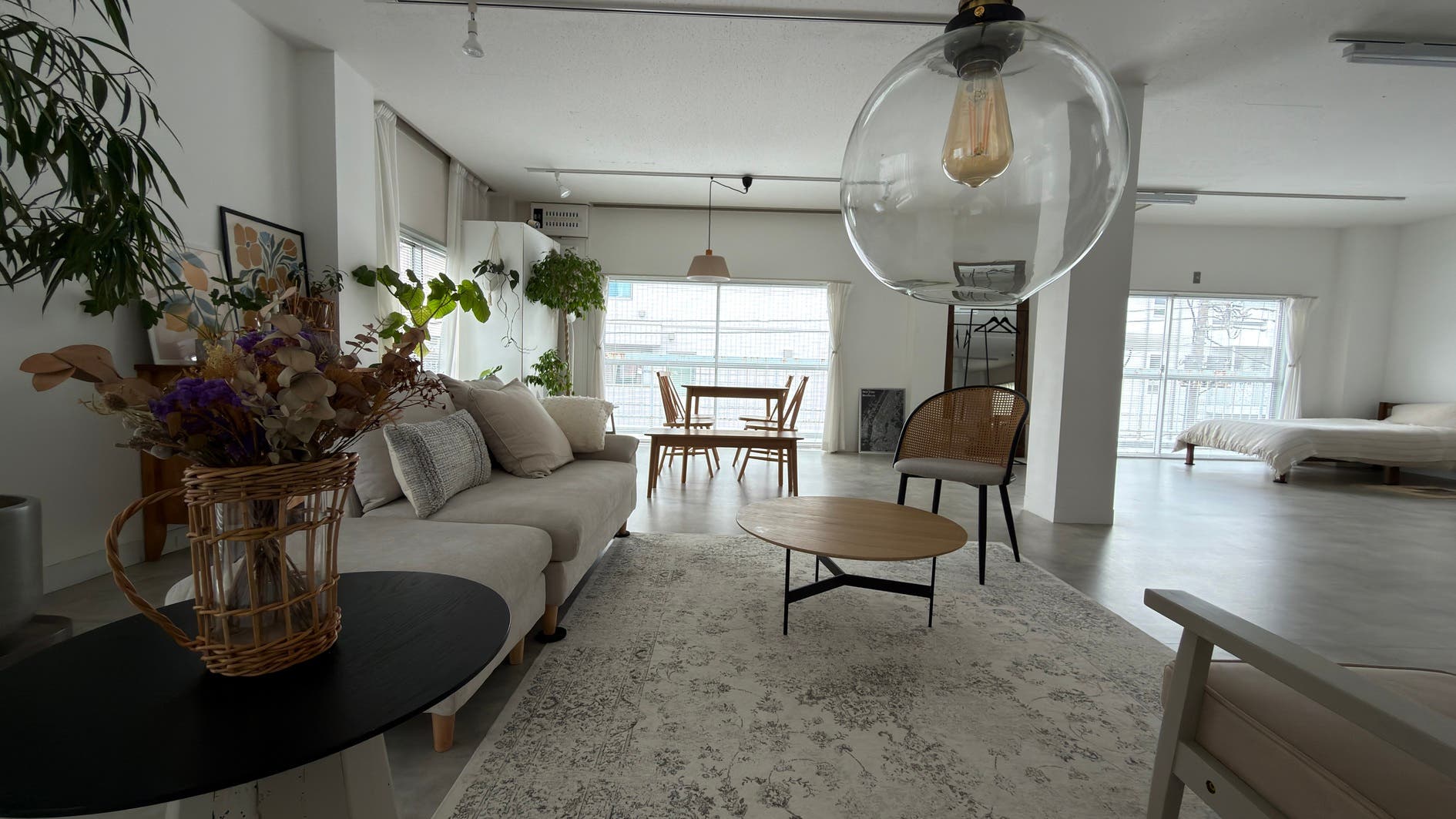 自然光は南＆東の2面☀️清掃◎で綺麗な白壁とモルタル調床／YouTube&WebCM実績多数🎥の写真15