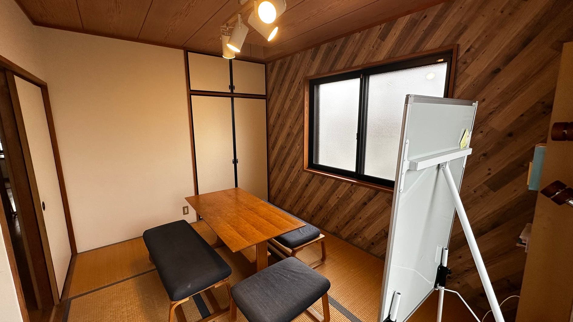 学びとつながりの“タネ”を育てる多目的スペース。 《テーブル・椅子・ホワイトボード完備のワークショップ・教室向けルーム》の写真2