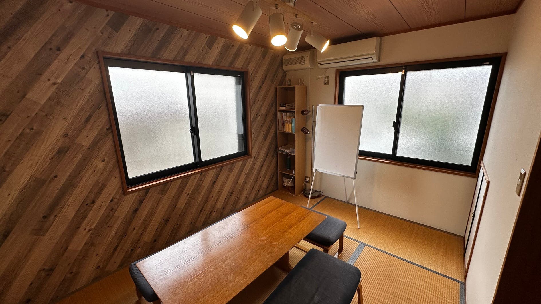 学びとつながりの“タネ”を育てる多目的スペース。 《テーブル・椅子・ホワイトボード完備のワークショップ・教室向けルーム》の写真1