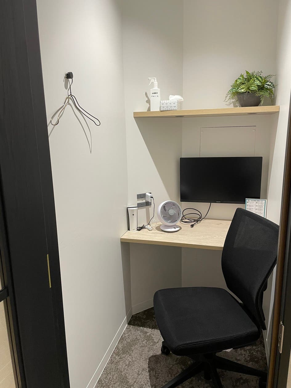 神田駅東口　徒歩1分🚶　駅近でオンライン会議や作業に集中できるモニター完備の「一人用」完全個室【 T01 】の写真1