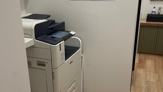 神田駅東口 徒歩1分🚶 駅近でオンライン会議や作業に集中できるモニター完備の「一人用」完全個室【 T01 】の写真3