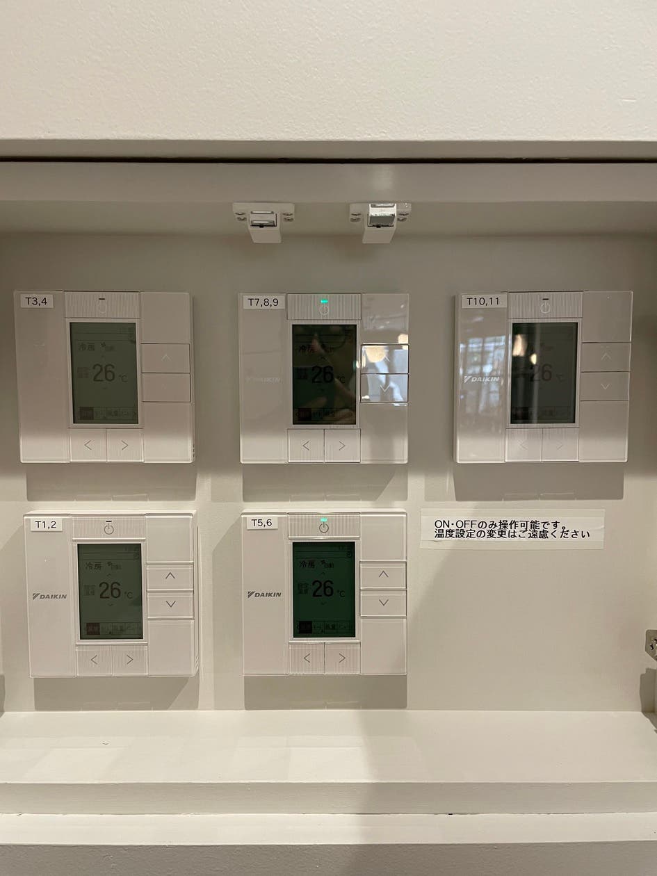 神田駅東口　徒歩1分🚶　駅近でオンライン会議や作業に集中できるモニター完備の「一人用」完全個室【 T01 】の写真4