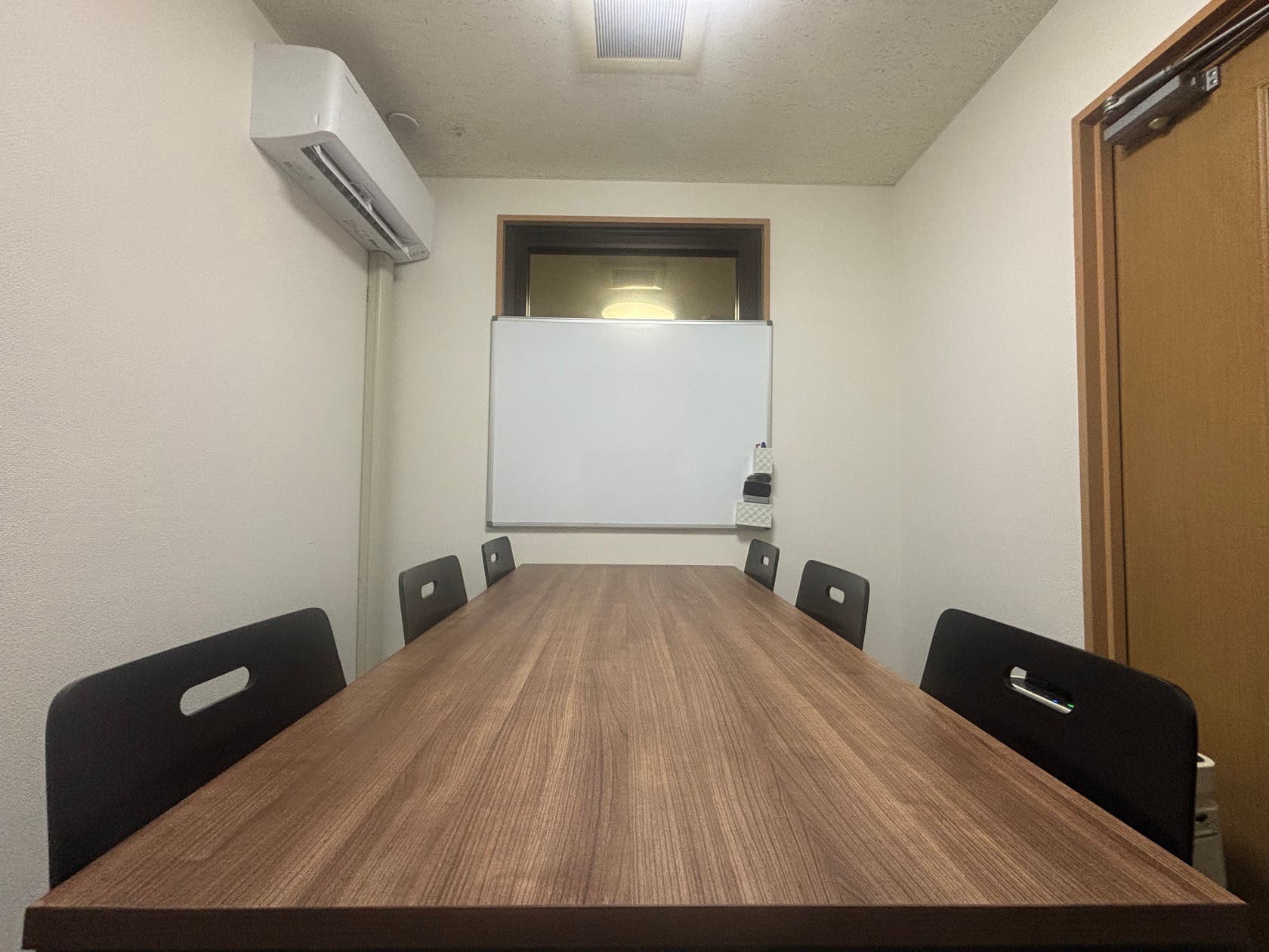 【京都駅3分】オプション全て無料⚠️WiFi•モニター•ホワイトボード•各種充電機 •各種変換ケーブル•文房具有の写真5