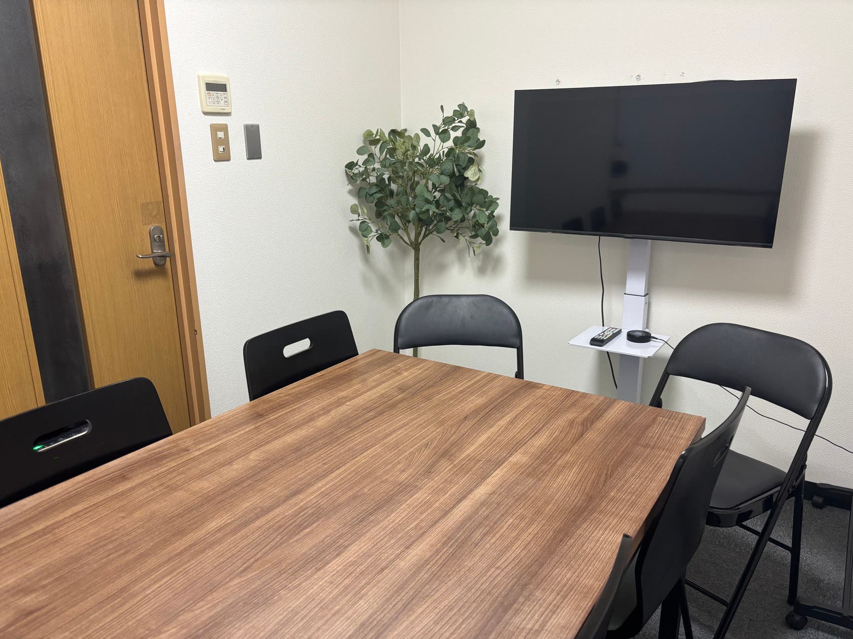 【京都駅3分】オプション全て無料⚠️WiFi•モニター•ホワイトボード•各種充電機 •各種変換ケーブル•文房具有の写真2