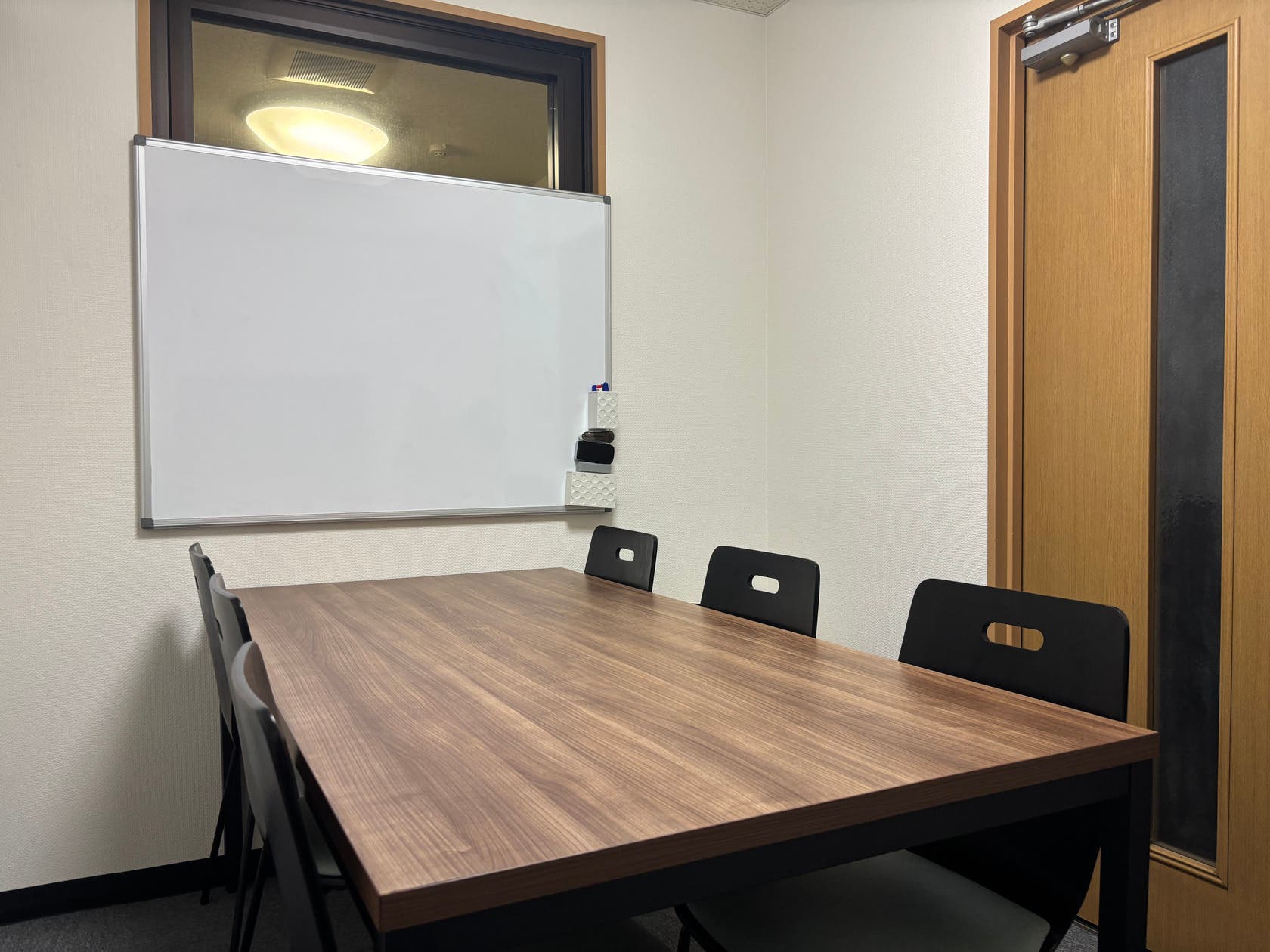 【京都駅3分】オプション全て無料⚠️WiFi•モニター•ホワイトボード•各種充電機 •各種変換ケーブル•文房具有の写真10