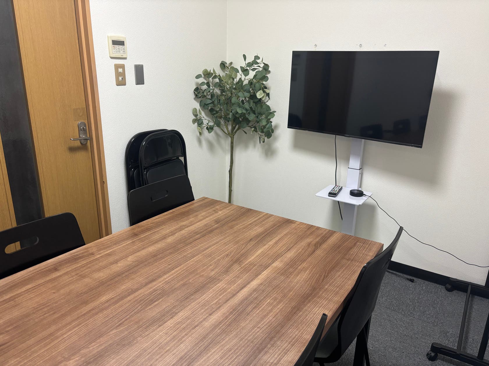 【京都駅3分】オプション全て無料⚠️WiFi•モニター•ホワイトボード•各種充電機 •各種変換ケーブル•文房具有の写真13