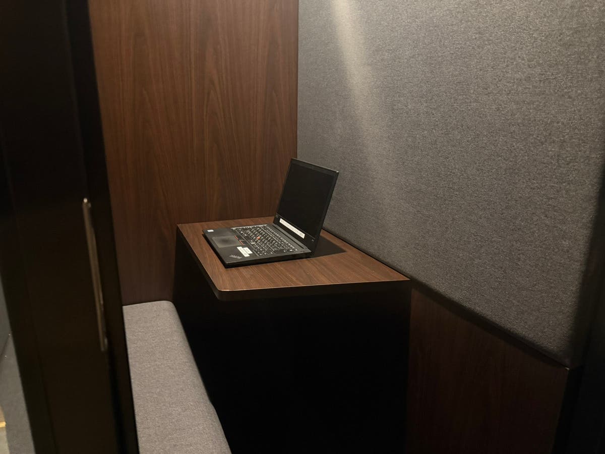 【1名個室ブースBooth.A】五反田駅徒歩3分/受付スタッフ常駐で安心サポート◎/電源Wi-Fiフリードリンク完備/Web会議の写真1