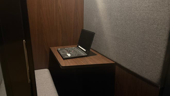 【1名個室ブースBooth.A】五反田駅徒歩3分/受付スタッフ常駐で安心サポート◎/電源Wi-Fiフリードリンク完備/Web会議の写真1