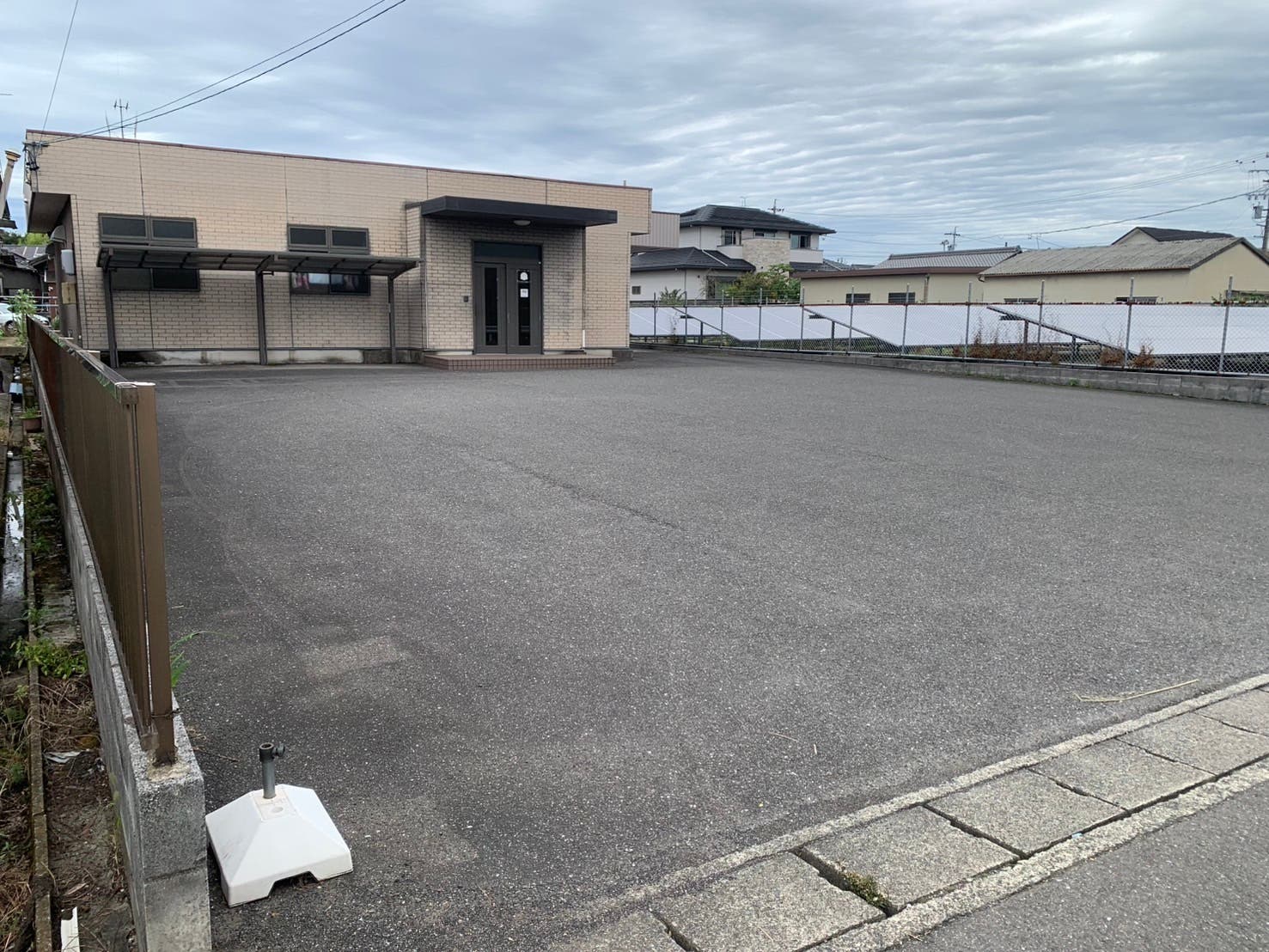 広々とした駐車場・机椅子付部屋を貸し出しの写真5