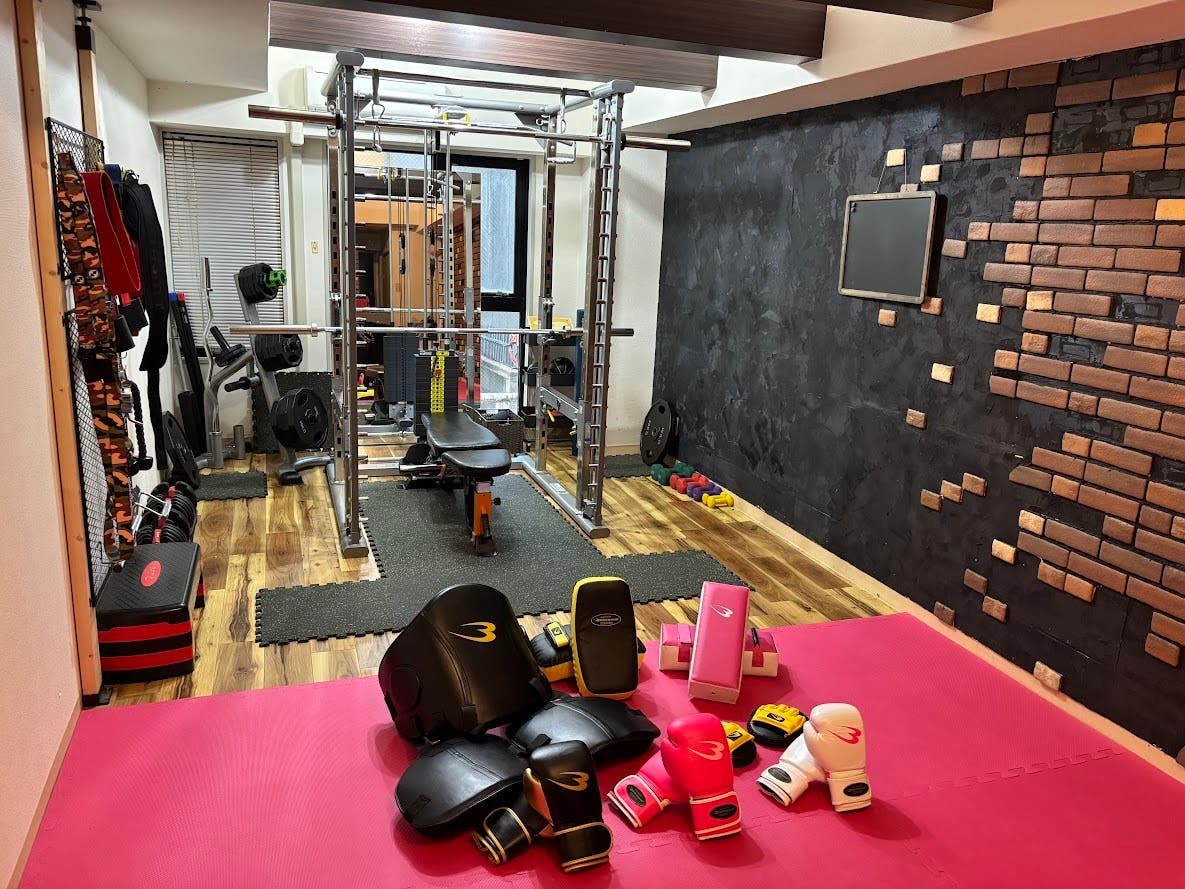 【完全個室】プライベート空間で合トレやパーソナルトレーニング♪格闘技の練習も可！の写真1