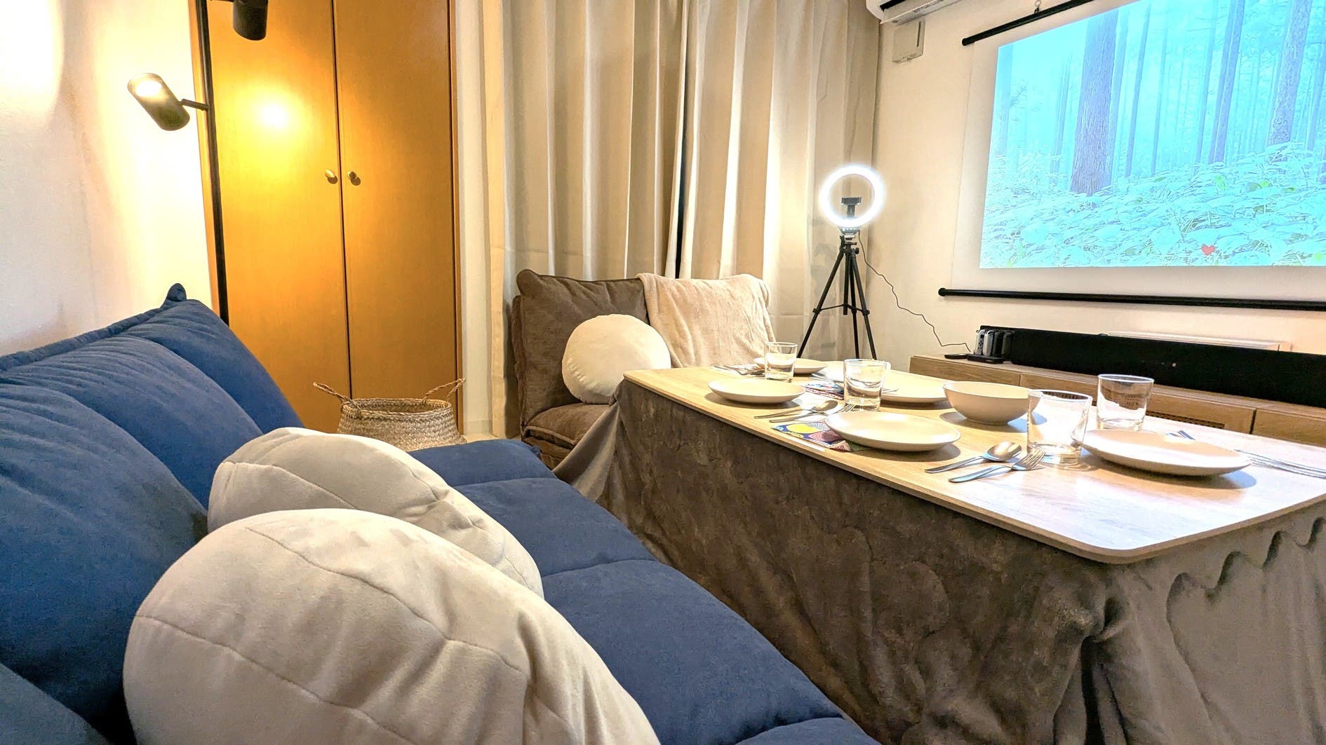 🎀四条烏丸すぐ🎀おうちデート・推し活💛ぬくぬくコタツ＆ごろごろソファ＆プロジェクター🎬 あなただけのプライベート空間🏠の写真1