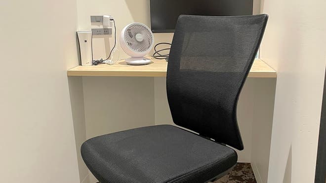 神田駅東口 徒歩1分🚶 駅近でオンライン会議や作業に集中できるモニター完備の「一人用」完全個室【 T03 】の写真1