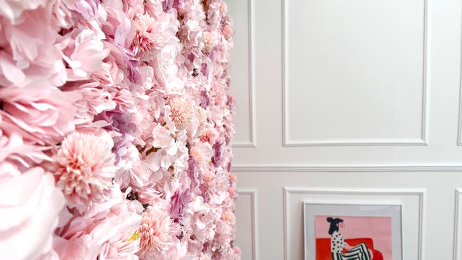 【渋谷・三軒茶屋エリア】駅チカ・自然光たっぷり白壁×バラ背景撮影スタジオ|ポートレート・ファッション・商品・SNS撮影の写真10