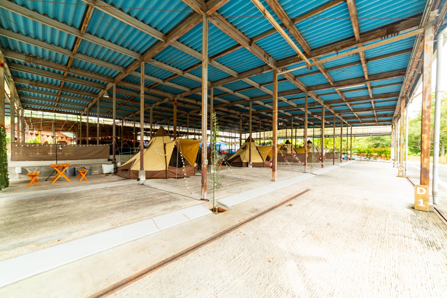 牛舎として使われていた建物を改装した高い屋根のあるキャンプサイトの写真1