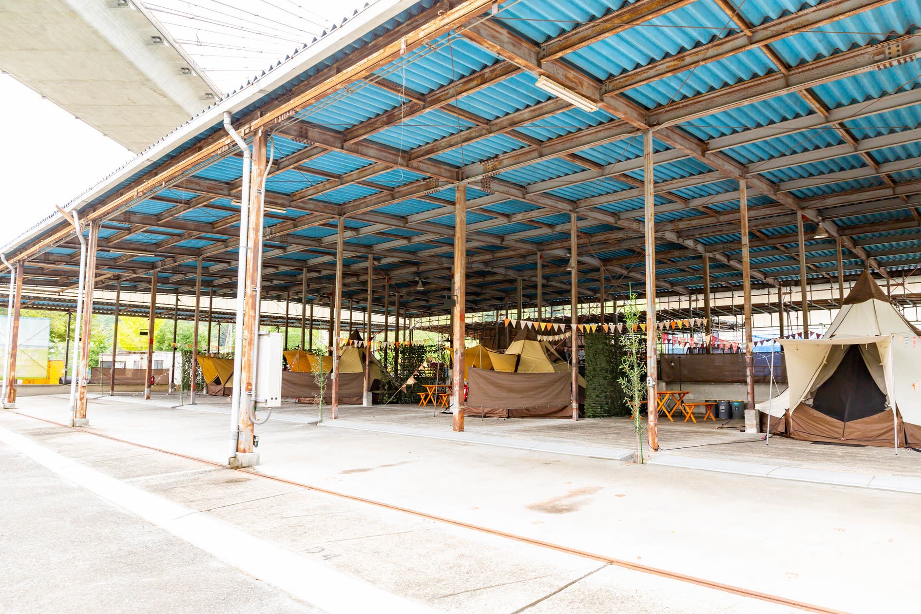 牛舎として使われていた建物を改装した高い屋根のあるキャンプサイトの写真2