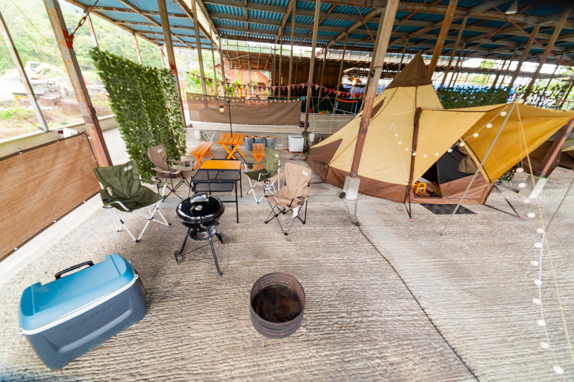 牛舎として使われていた建物を改装した高い屋根のあるキャンプサイトの写真4