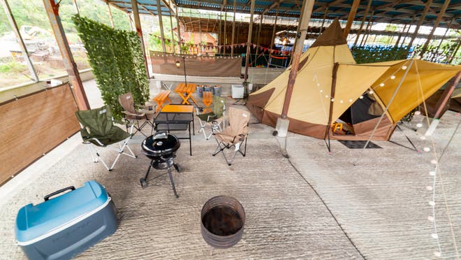 牛舎として使われていた建物を改装した高い屋根のあるキャンプサイトの写真4