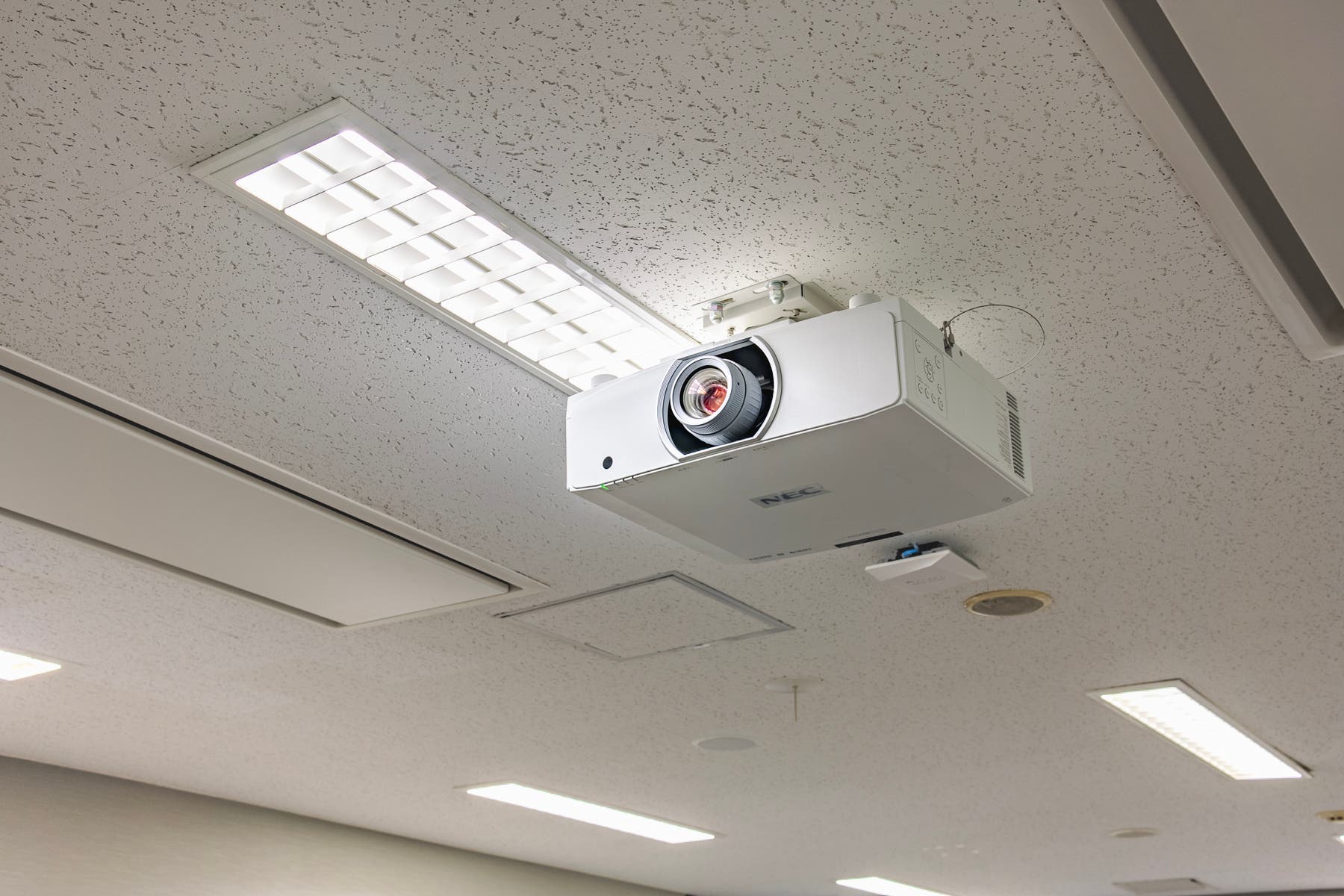 天吊りプロジェクターの画像1