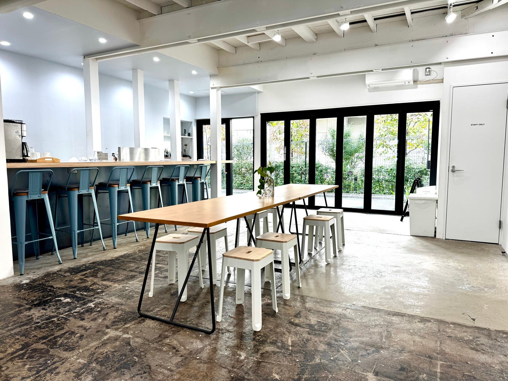 【１F路面】カフェカウンター併設。撮影、展示会、ギャラリーやPOP-UP、セミナー、ワークショップ等、多用途で使えます。の写真30