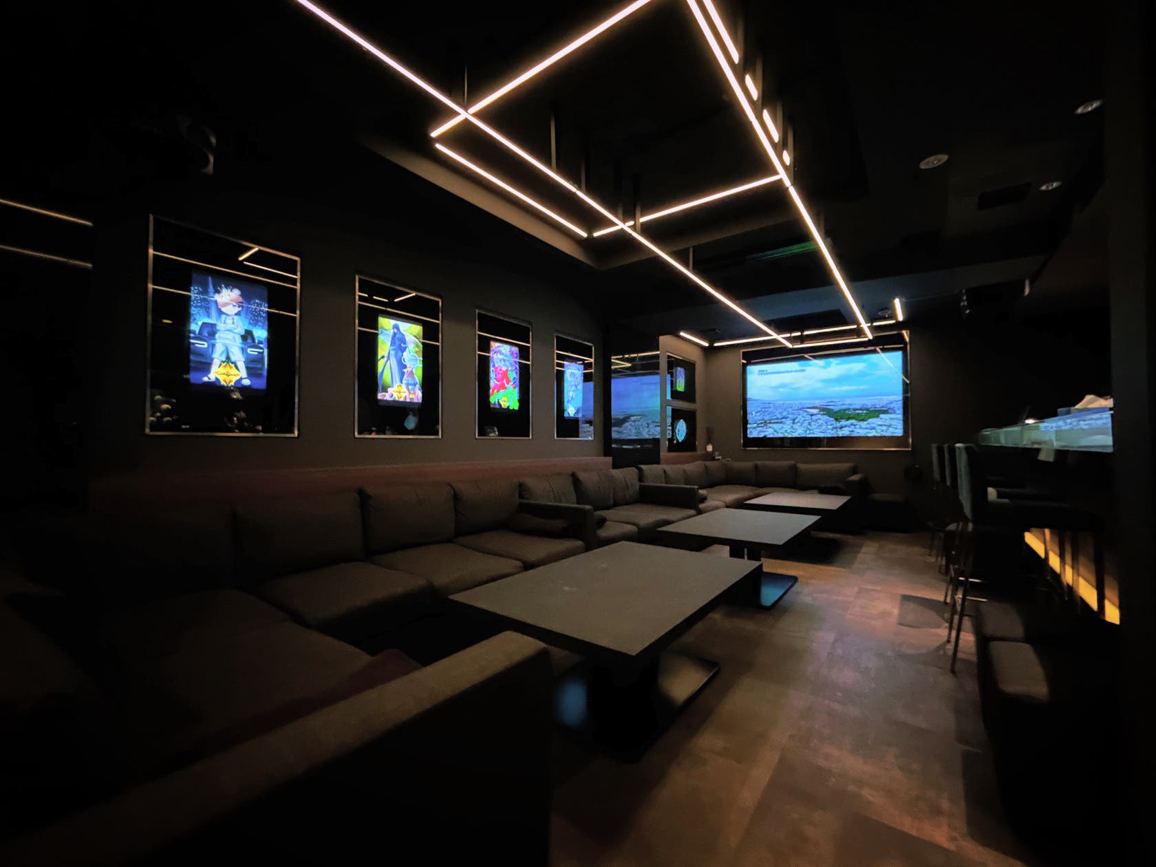 西麻布交差点すぐ、最大着席30名、大型モニター有り、カラオケ有り、バーカウンター有り、撮影可、防音の写真1