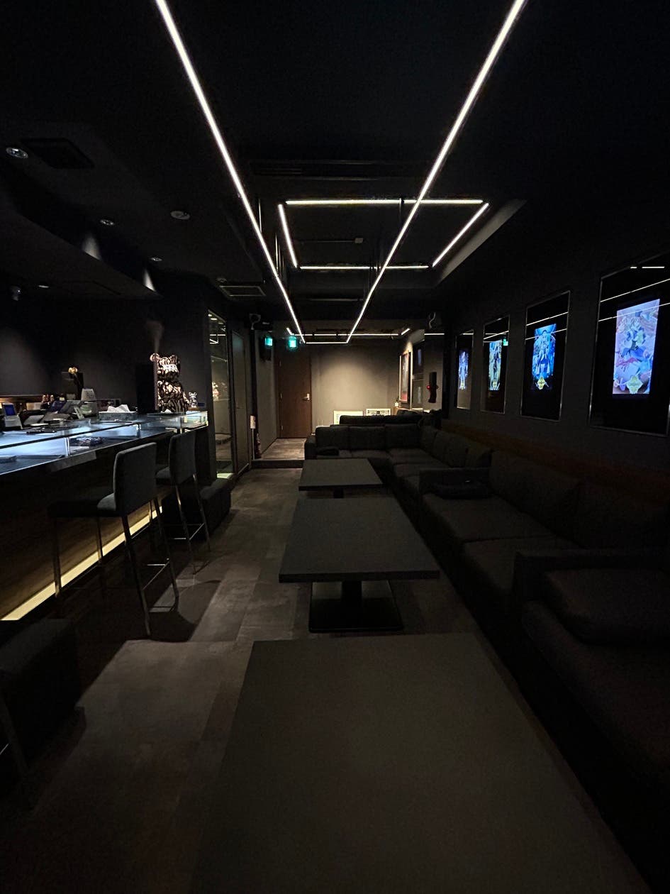 西麻布交差点すぐ、最大着席30名、大型モニター有り、カラオケ有り、バーカウンター有り、撮影可、防音の写真2