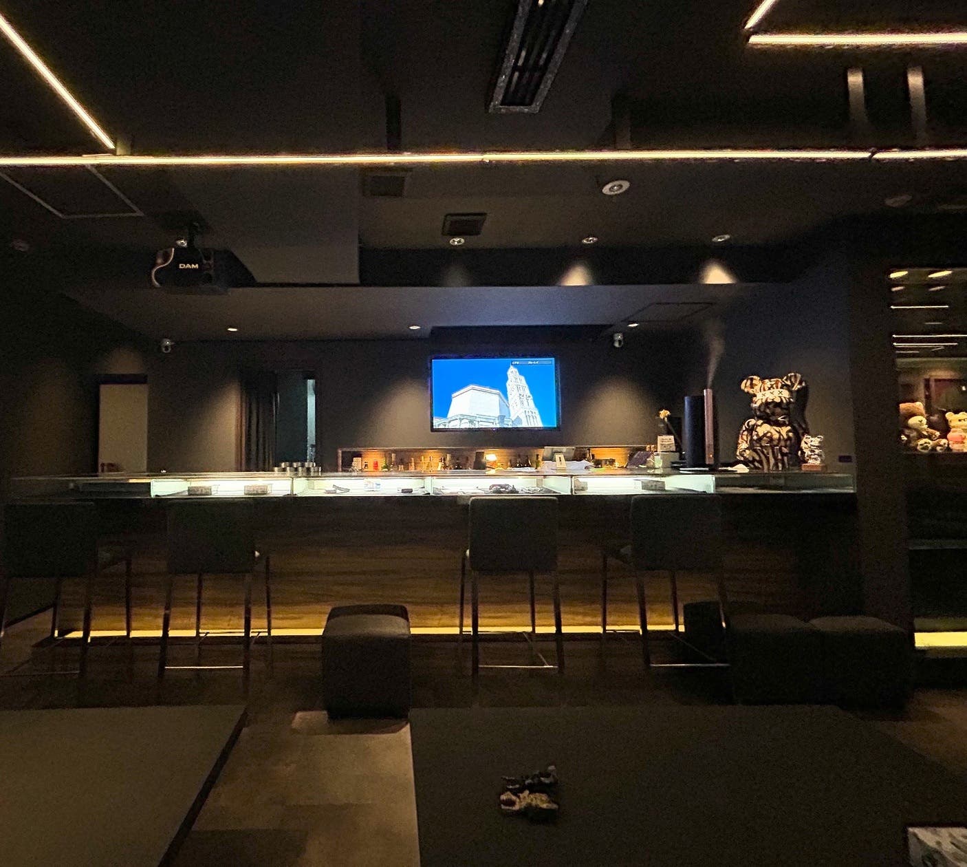 西麻布交差点すぐ、最大着席30名、大型モニター有り、カラオケ有り、バーカウンター有り、撮影可、防音の写真3