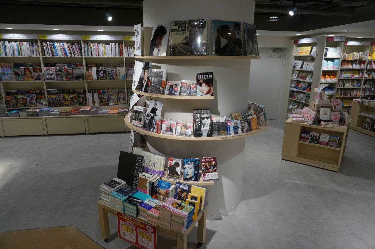 HMV&BOOKS TOKYO　円柱型スペースの写真1