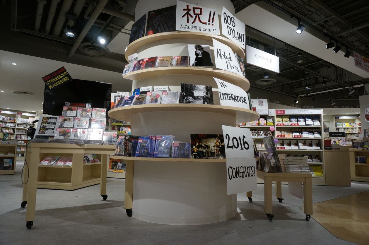 HMV&BOOKS TOKYO　円柱型スペースの写真2