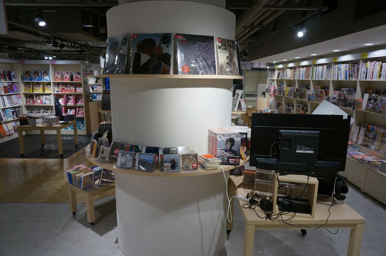 HMV&BOOKS TOKYO　円柱型スペースの写真3