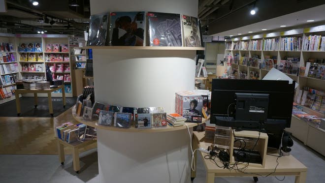 HMV&BOOKS TOKYO 円柱型スペースの写真3