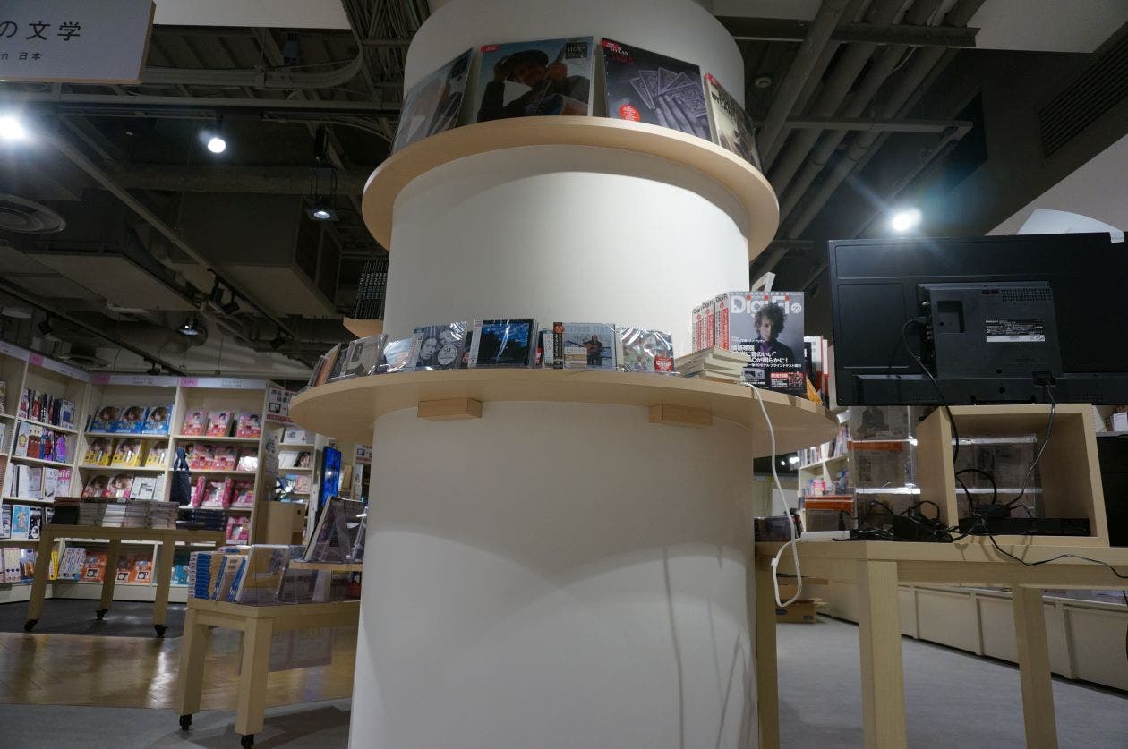 HMV&BOOKS TOKYO　円柱型スペースの写真4